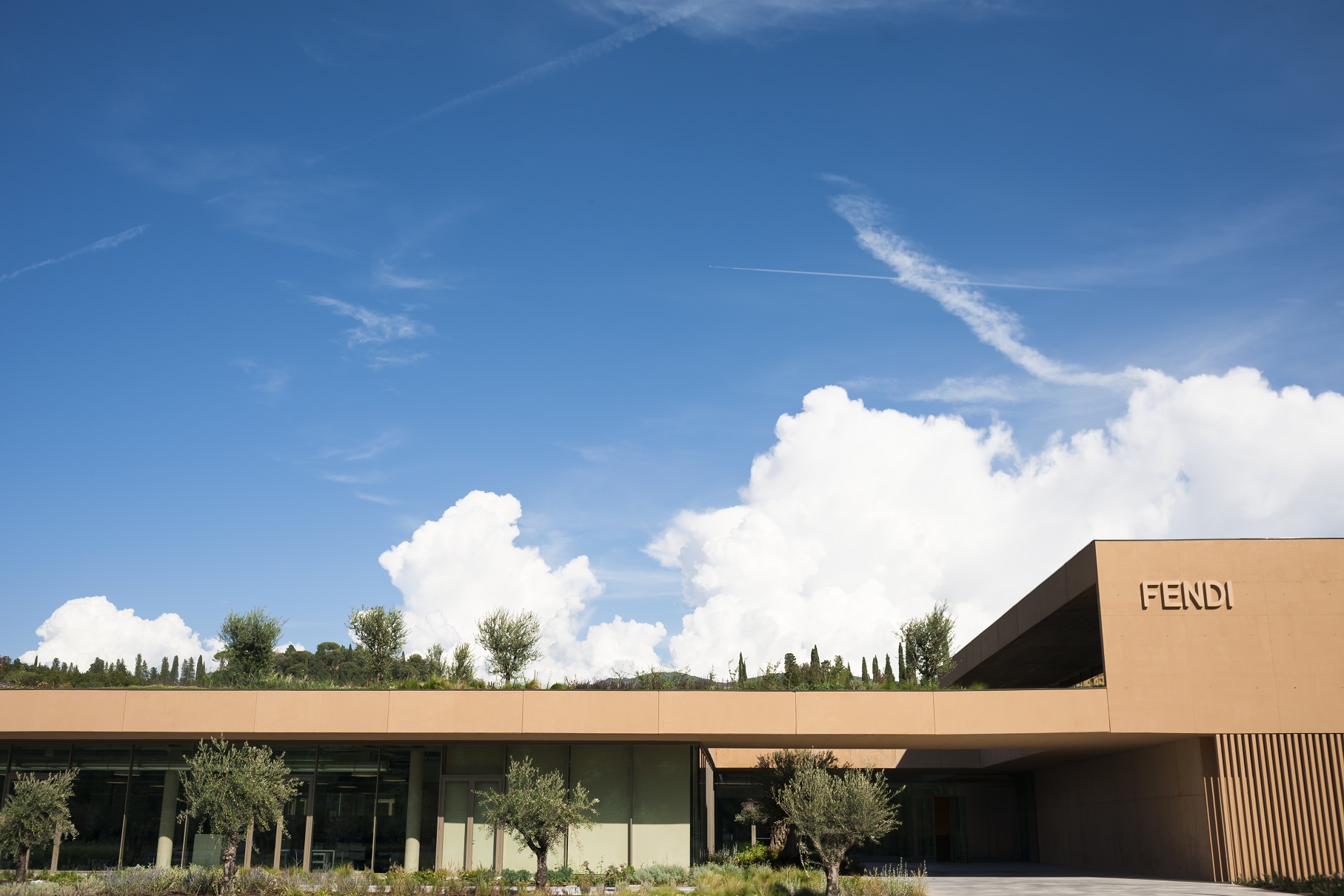 潮讯 | 卡地亚举办BEAUTÉS DU MONDE高级珠宝展，香奈儿发布最新滑雪系列广告大片，FENDI全新皮具创新基地启用