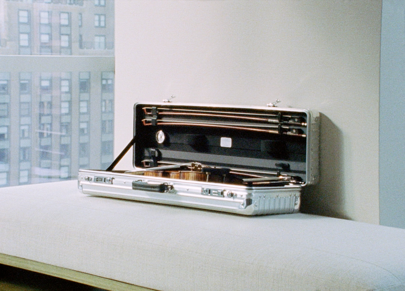 潮讯 | 高原骑士迄今最高年份威士忌发售，RIMOWA与GEWA携手打造特别款小提琴箱，GODIVA推出蝴蝶形巧克力饼干